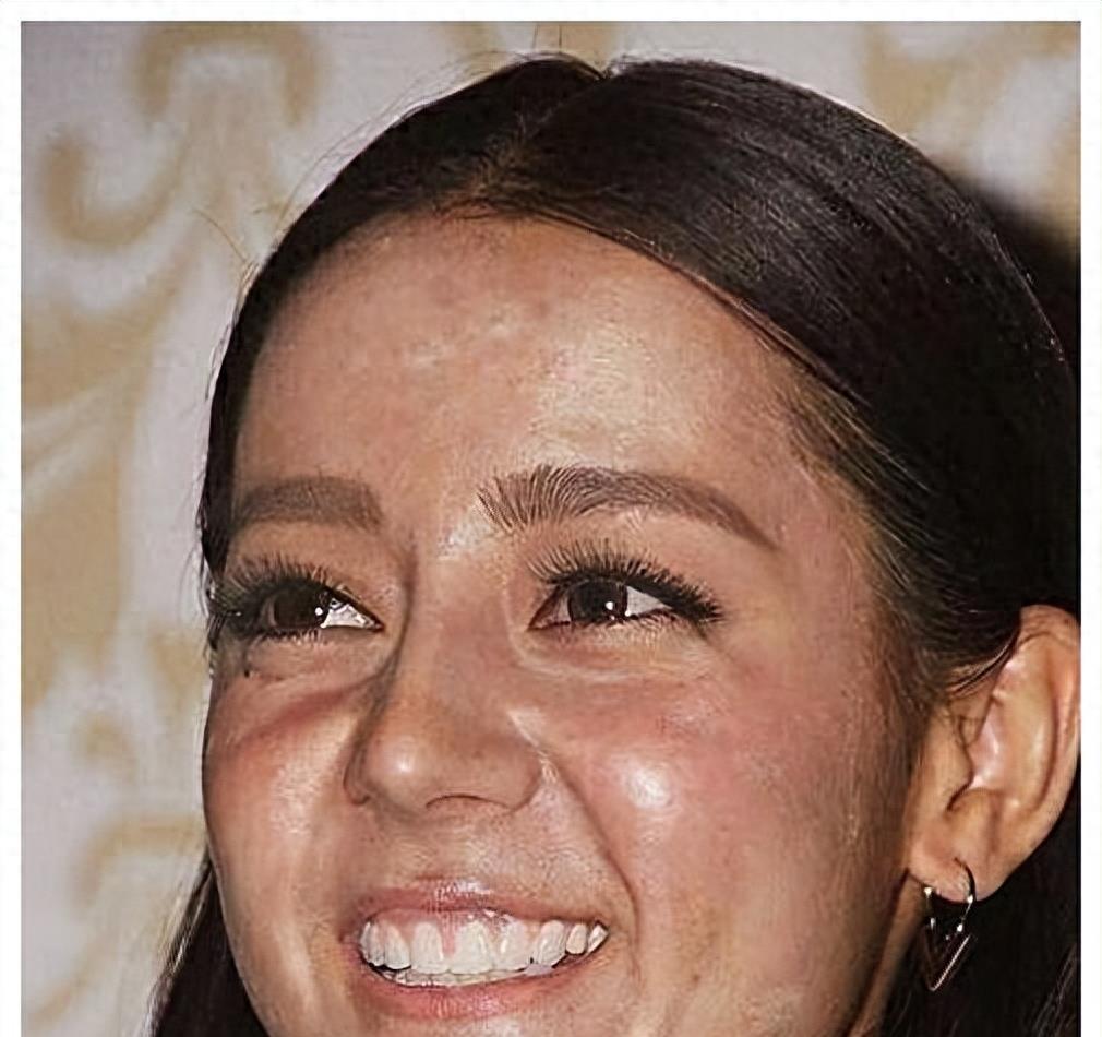 Spare ribs breasts, young lady makeup! Foreign media used the picture ...