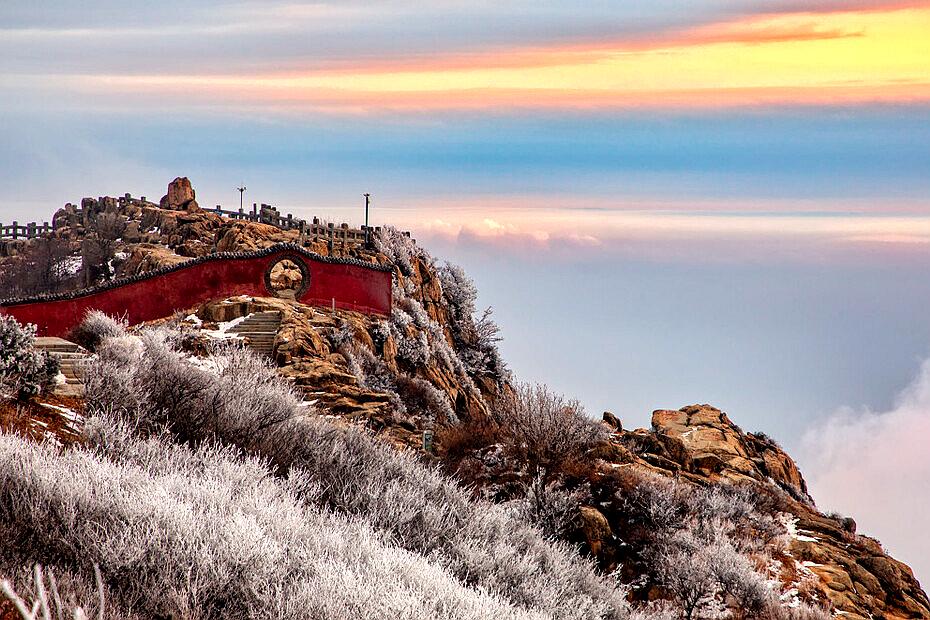 Mount Tai is full of tourists, from the foot of the mountain to the top ...