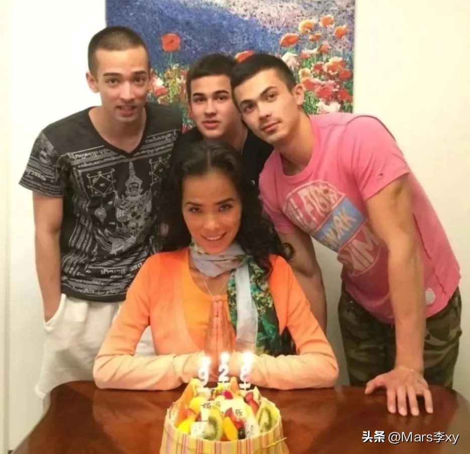 Wei Wei and his three sons are in the same frame! At the age of 59, she ...