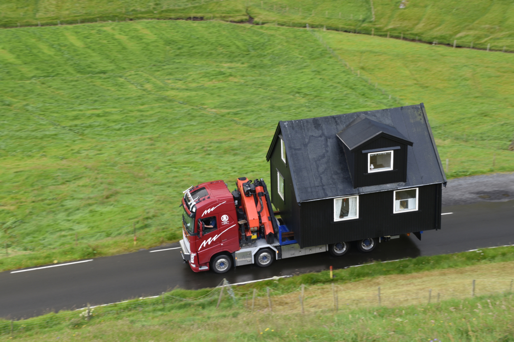 Thief? Wake up to a hut with a yard and "the whole building is gone ...