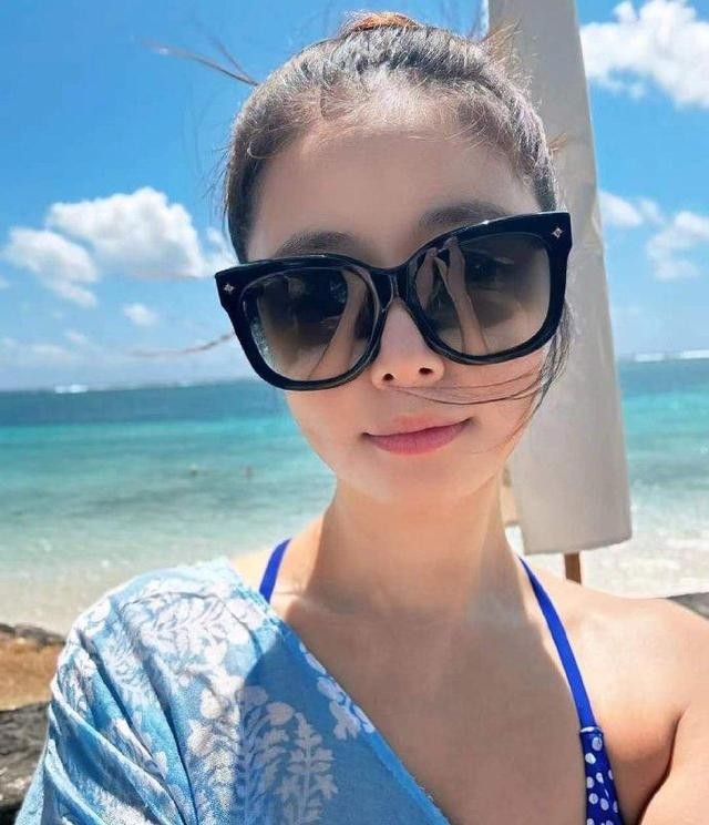 Ruby Lin generously shows off her swimsuit! She is in great shape on ...
