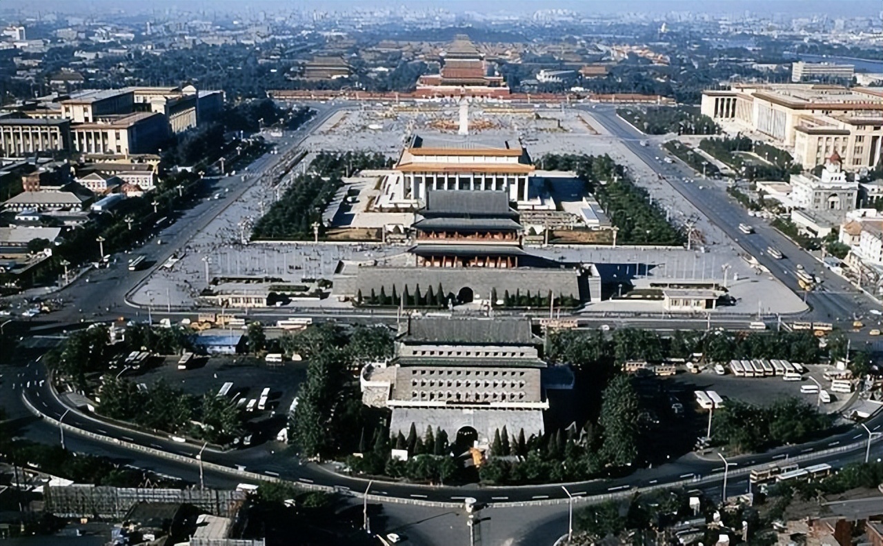 Looking back on the 1990s to 1996: aerial photography of Tiananmen Square, the release of "Young ...