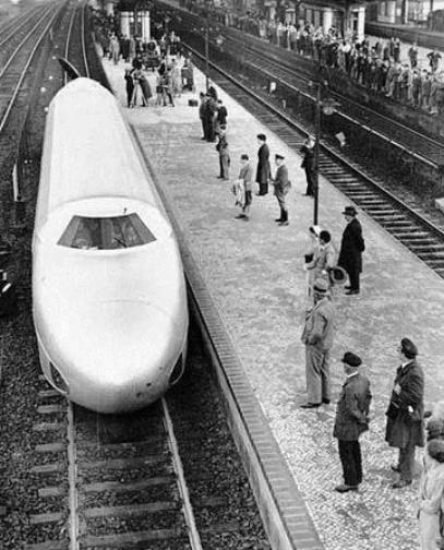 A train with a propeller? In 1931, Germany built a "high-speed rail ...