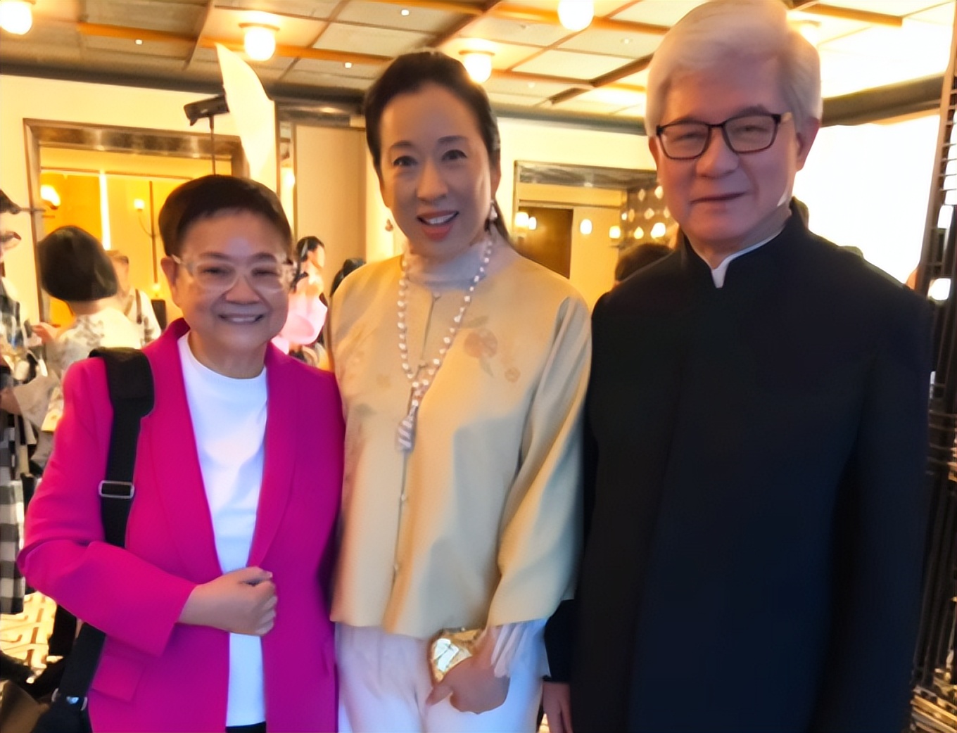 Guo Jingjing's mother-in-law accompanied her husband to the dinner ...