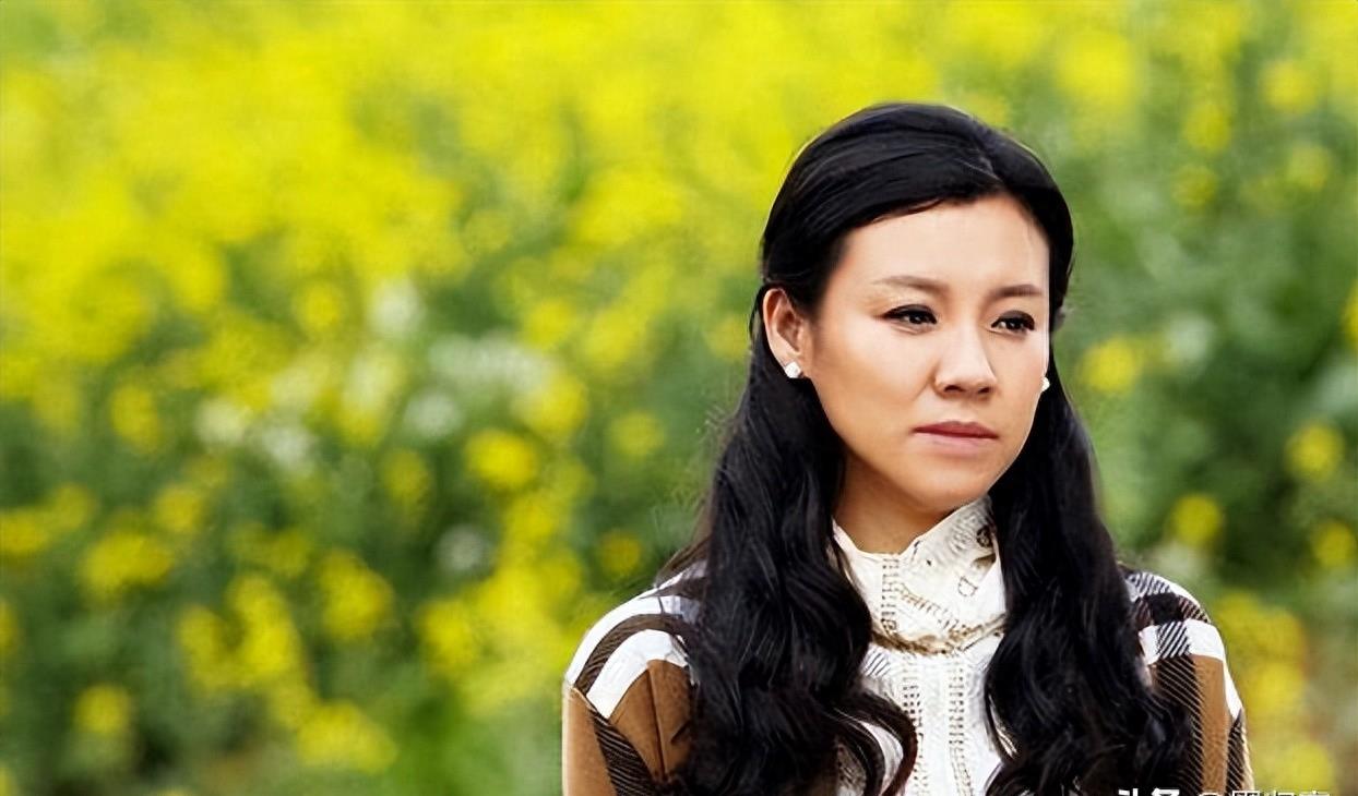 Abandoned the famous director, married a poor boy, and became a ...