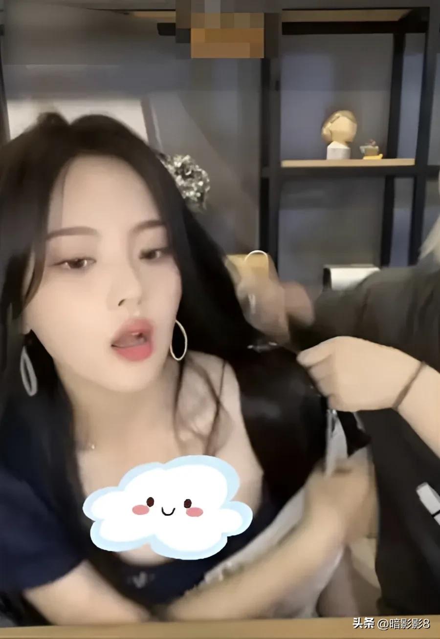 Yang Chaoyue accidentally undressed during the live broadcast - iMedia