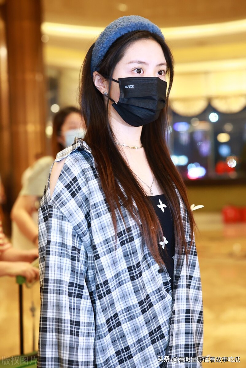 Wang Yijin wears a plaid shirt with a tube top skirt to work Reuters is playful and cute - iMedia