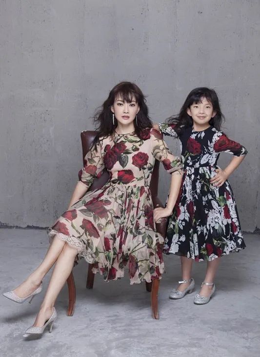 Niu Li showed up with her daughter, she appeared without makeup and ...