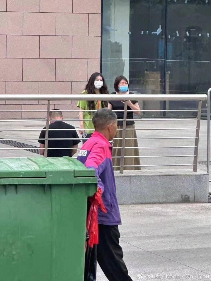 Wang Yuan's concert: female fan wears a wedding dress to the ...