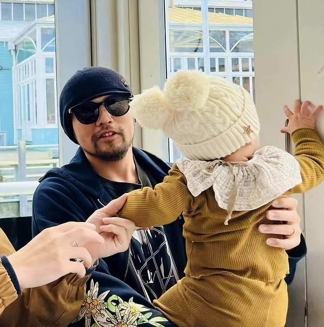 Jay Chou shows his happiness, showing the back view of Kunling and his ...