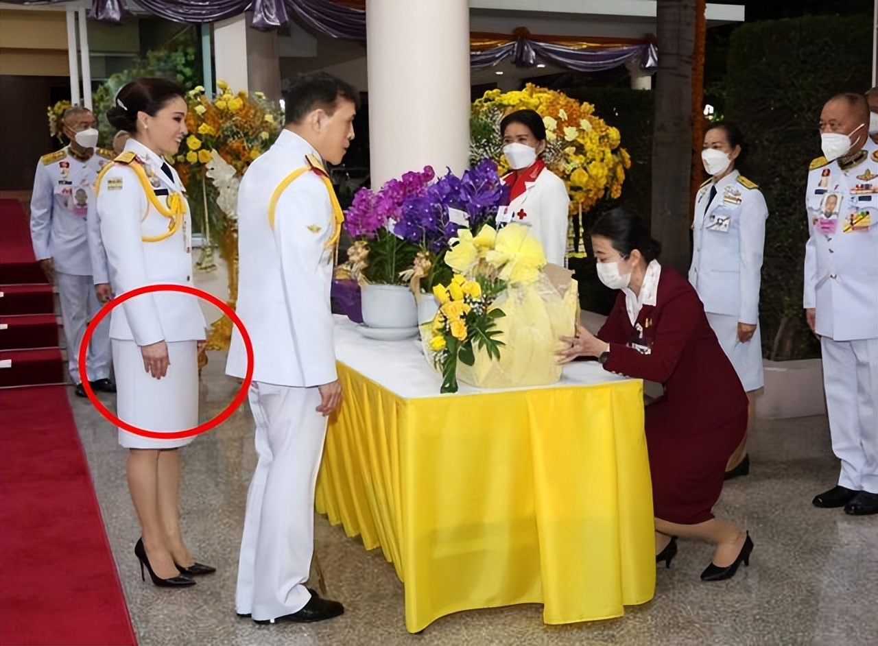 The 44-year-old Suthida is revealing this time, her hands are rough ...