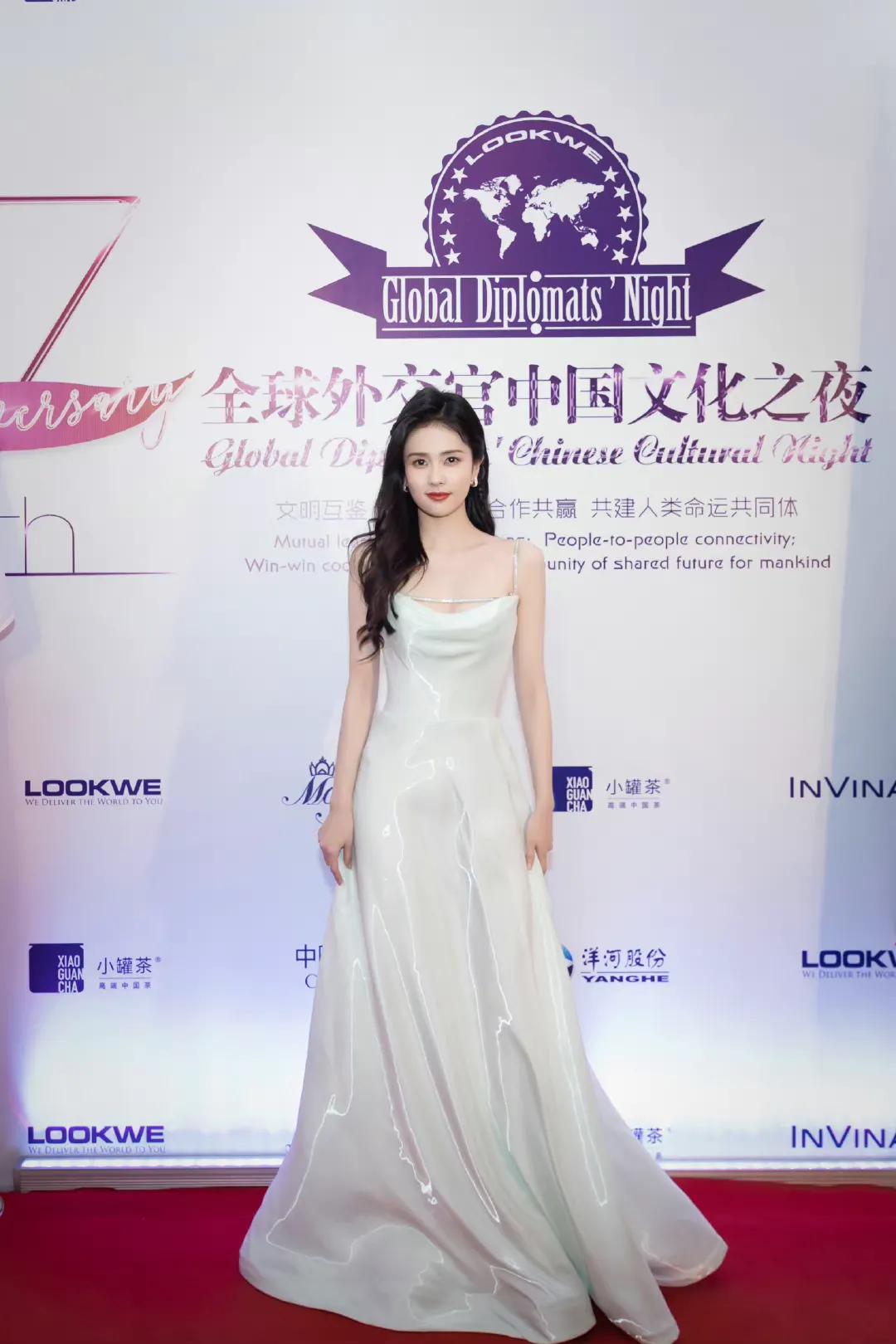 Bai Lu won the Most Popular Young Actress Award at the Global Diplomat ...