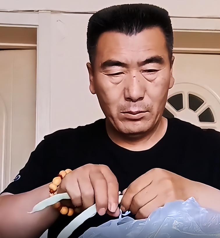 Li Yucheng's new dynamic chooses lentils alone, and looks haggard as if ...