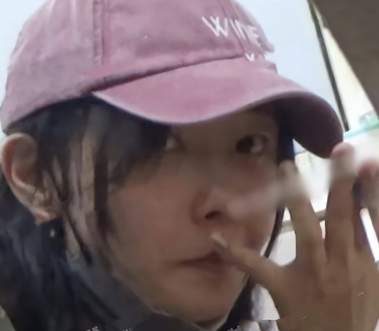 Bai Baihe was exposed to be drunk and smoked. After the picture was ...