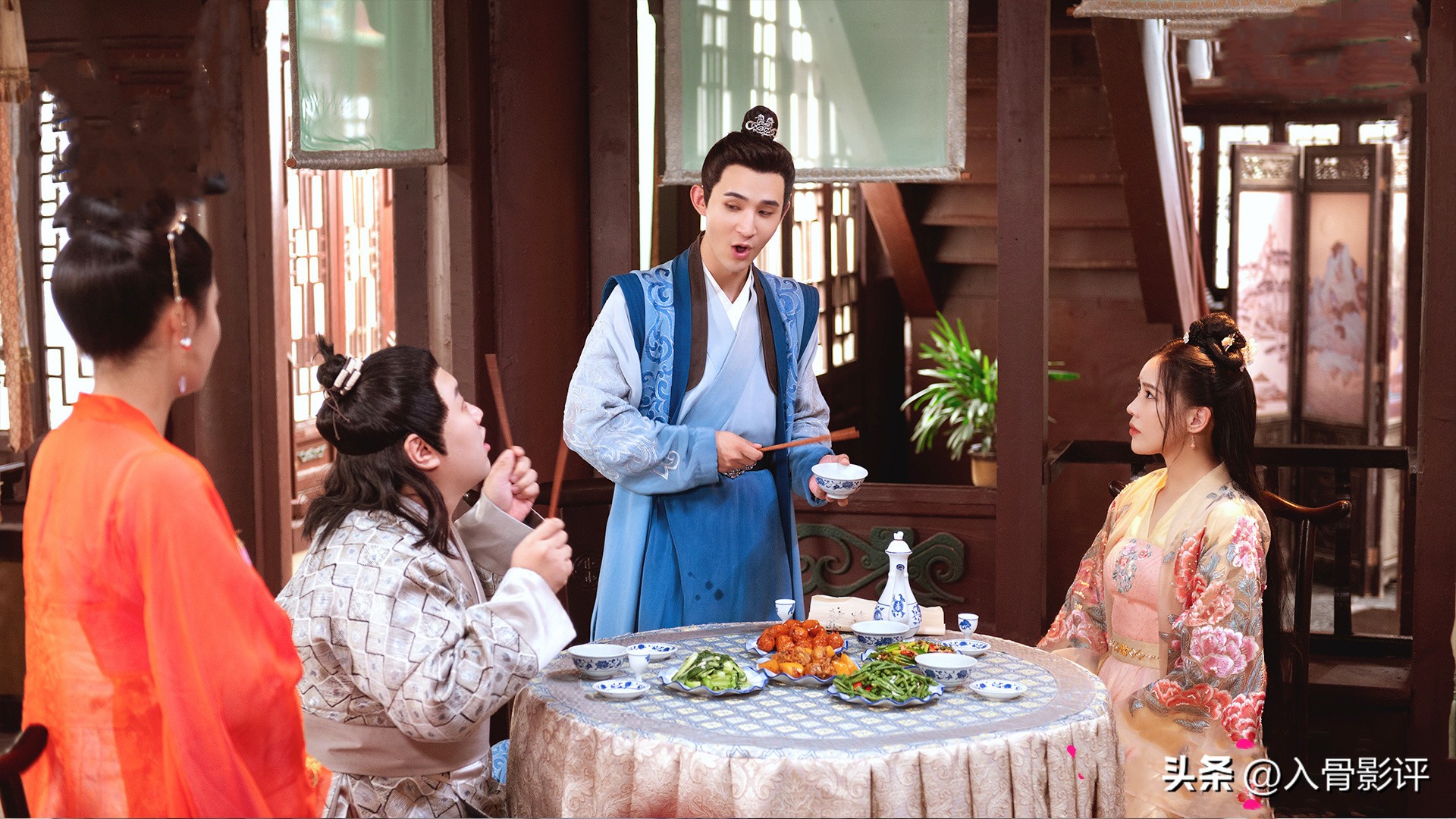 "Under Li You": Li You is favored by two young ladies, and there are ...