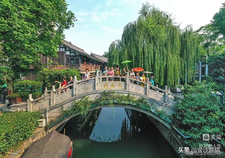 Walking into Chengdu Water Street - iNEWS