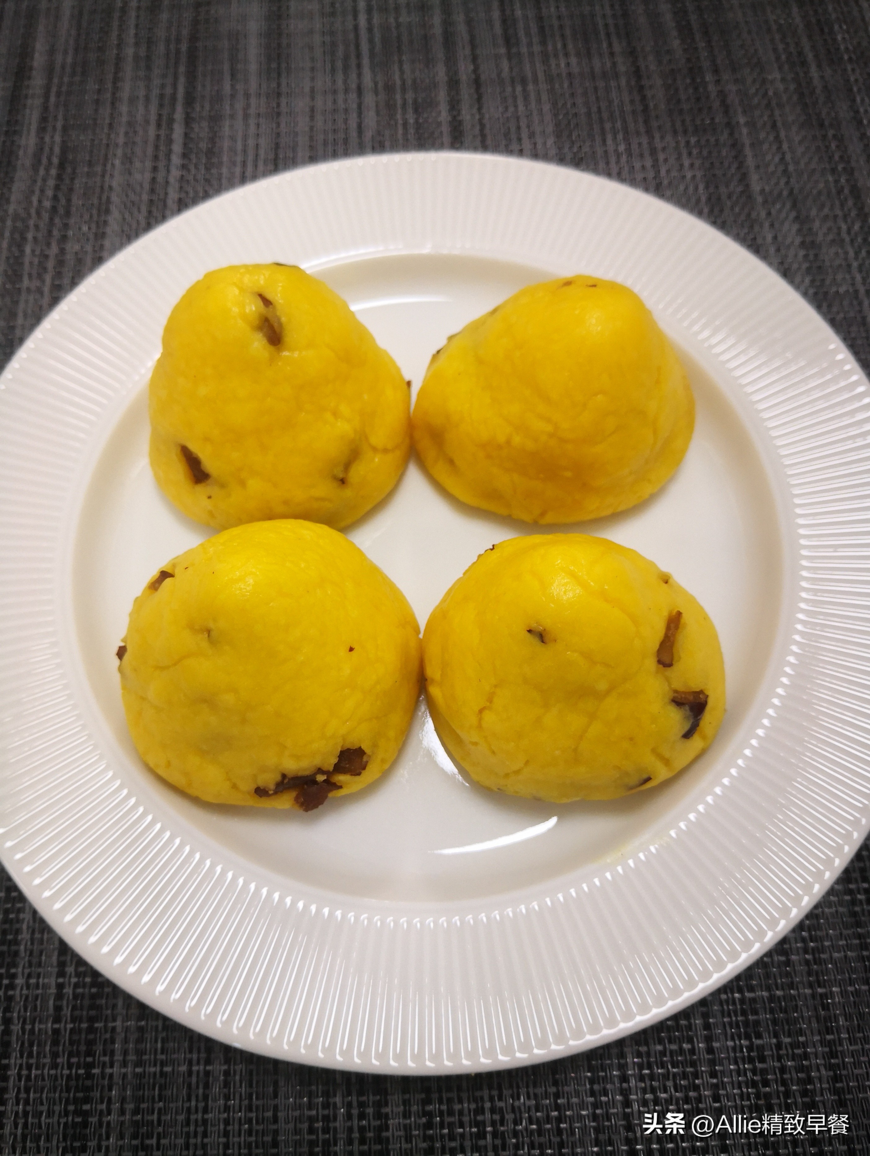 Homemade corn flour, red dates and steamed corn bread, golden and sweet ...
