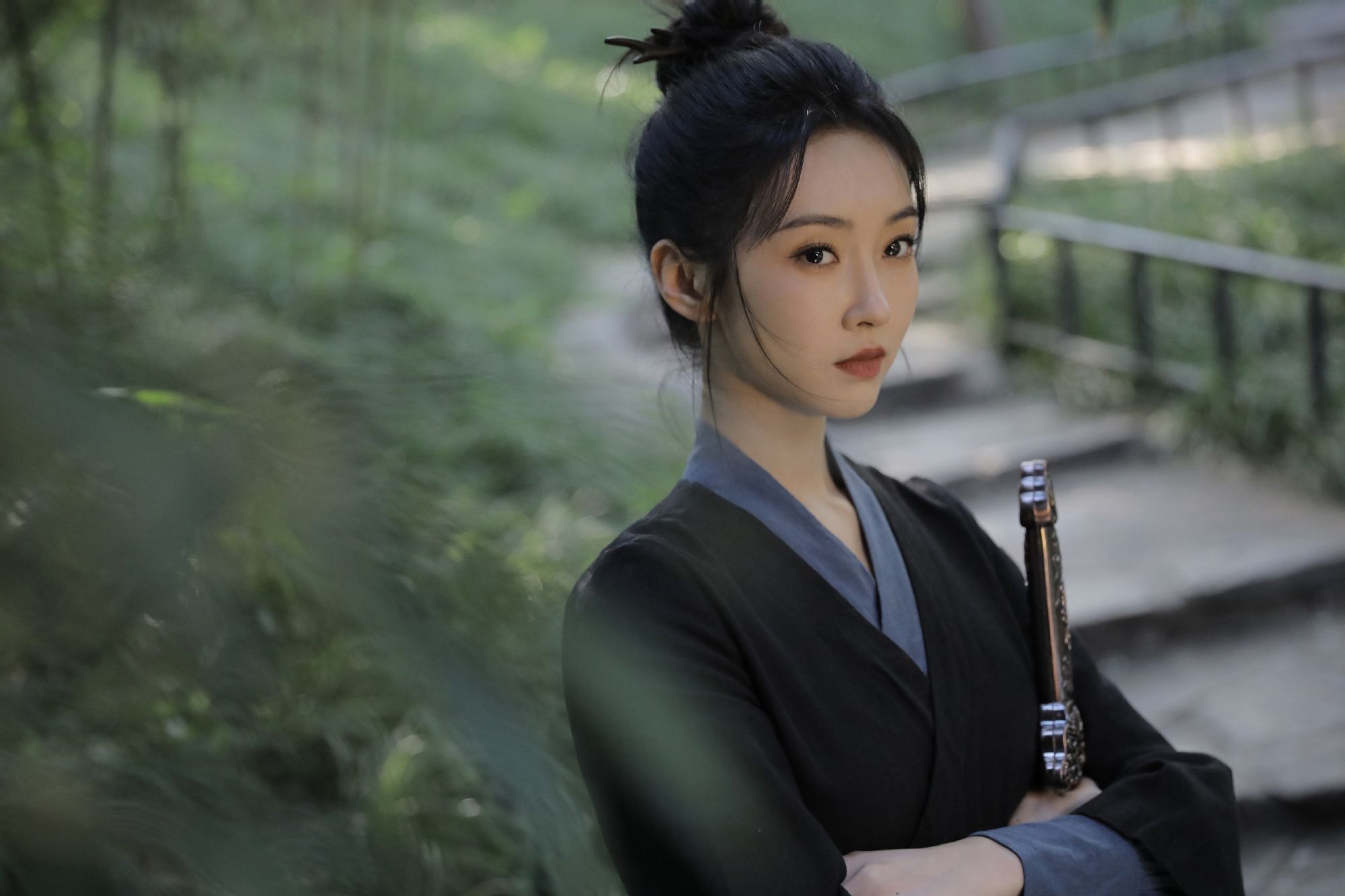 Xuan Lu's young man relies on the risky ground and leans on the long ...