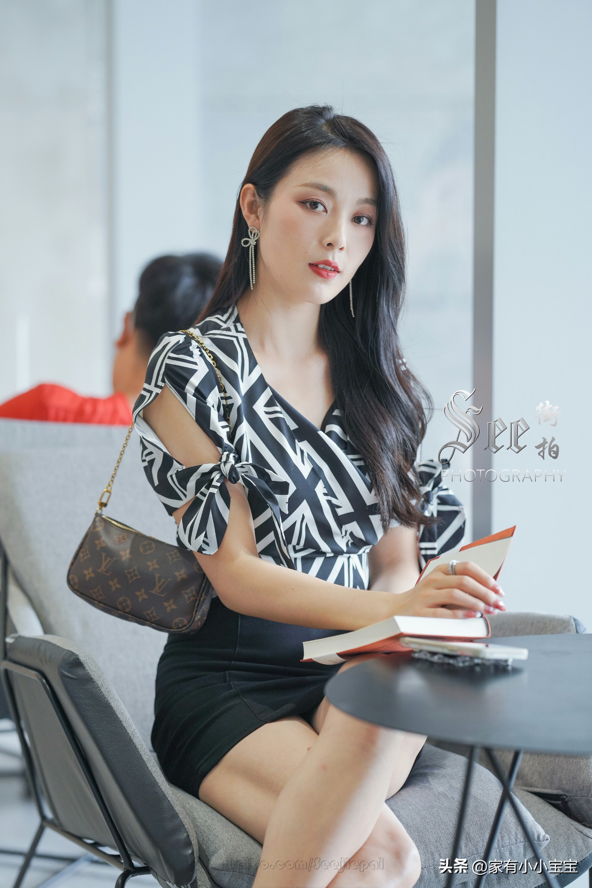 Although the short skirt shows off the beautiful figure of a woman, it ...