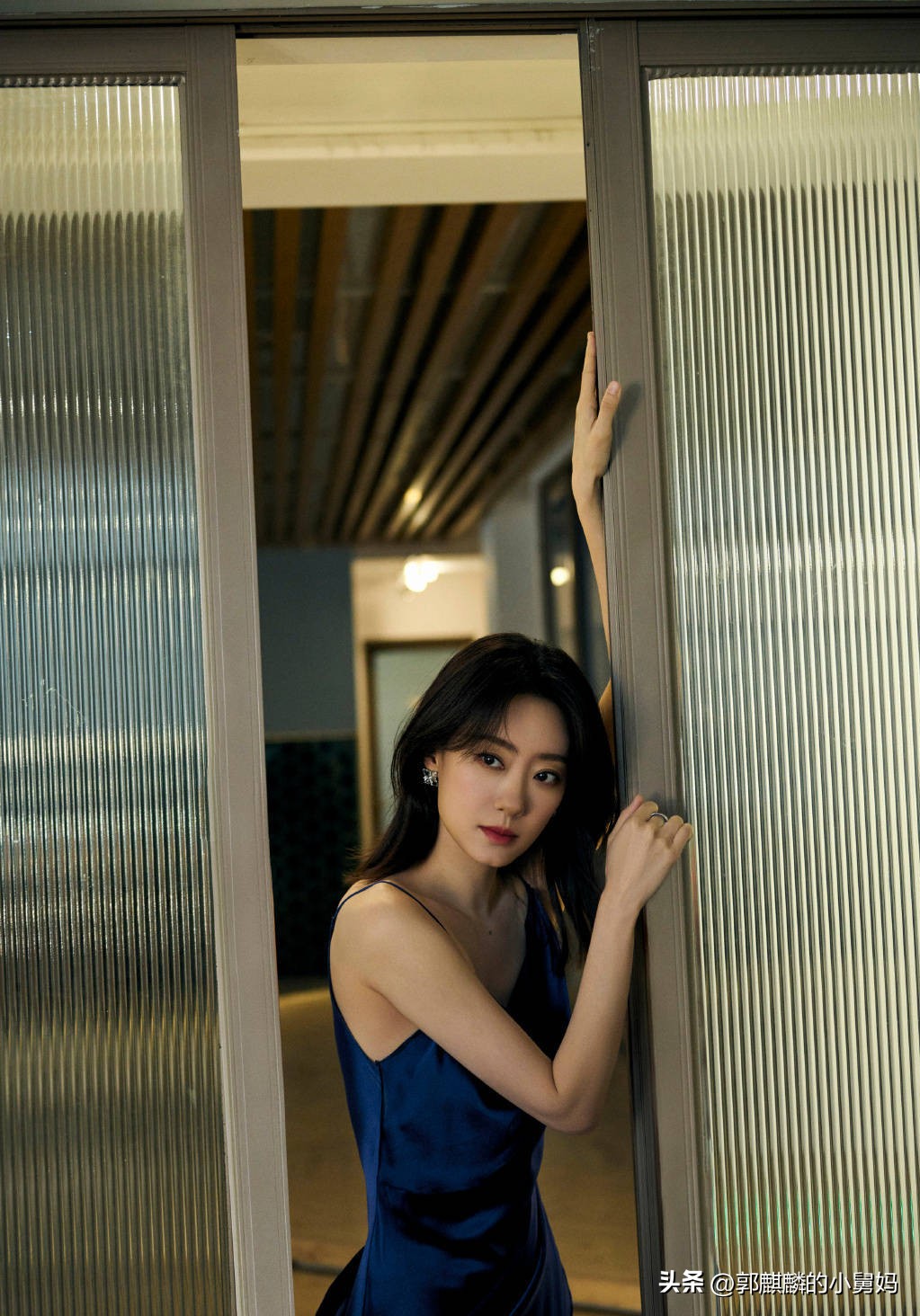 Zhang Xiaofei wears a blue and purple suspender elegantly and ...