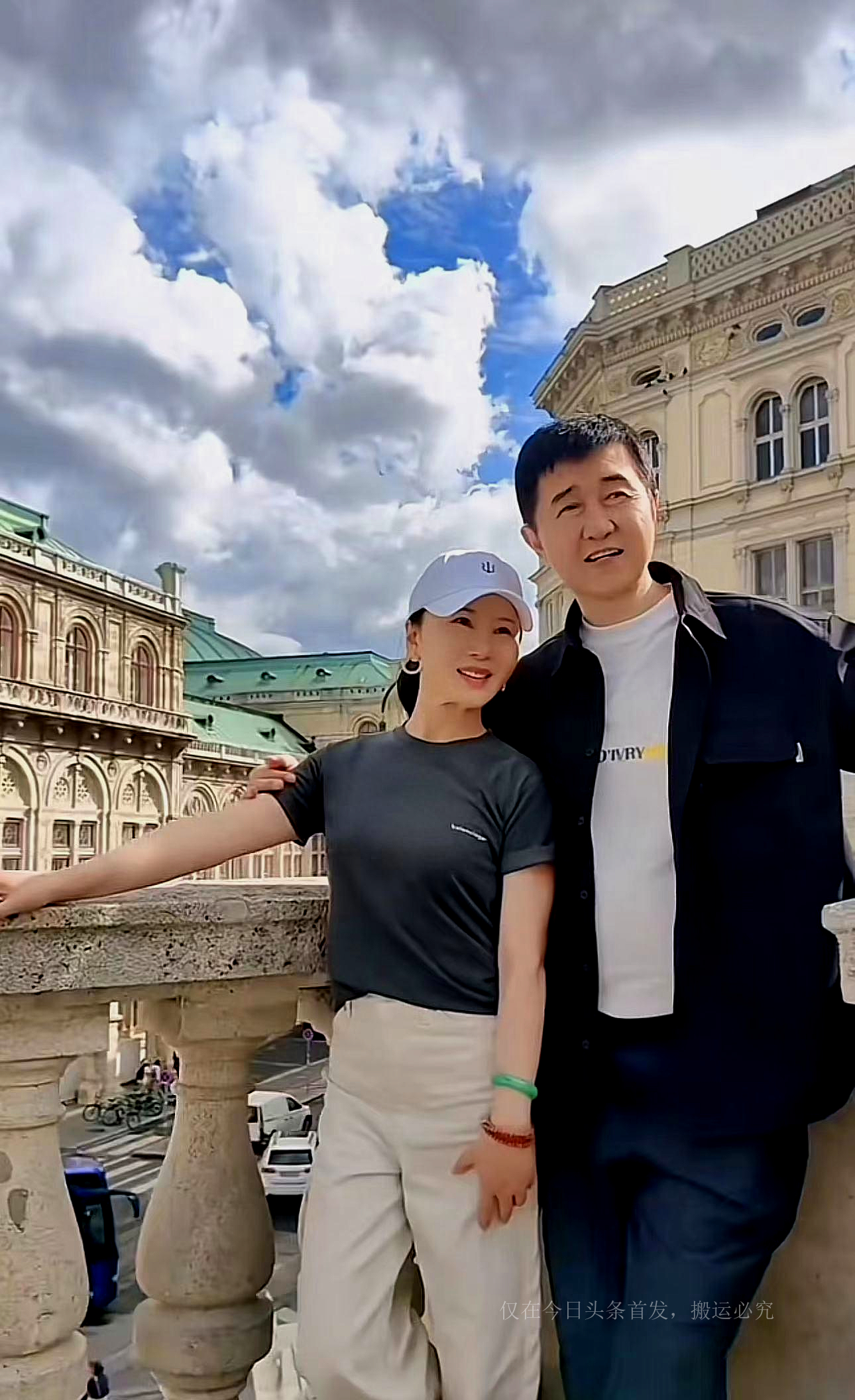 Fu Disheng and his wife Ren Jing hugged sweetly on the street, and ...