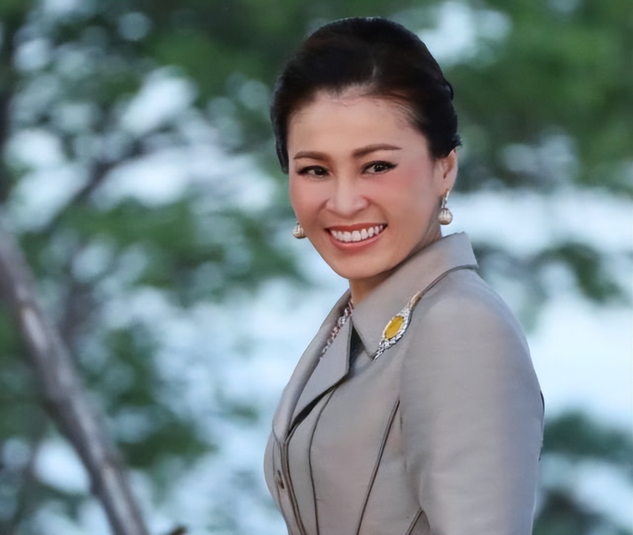 Queen Suthida is affectionate, staring at the 70-year-old Thai king in ...