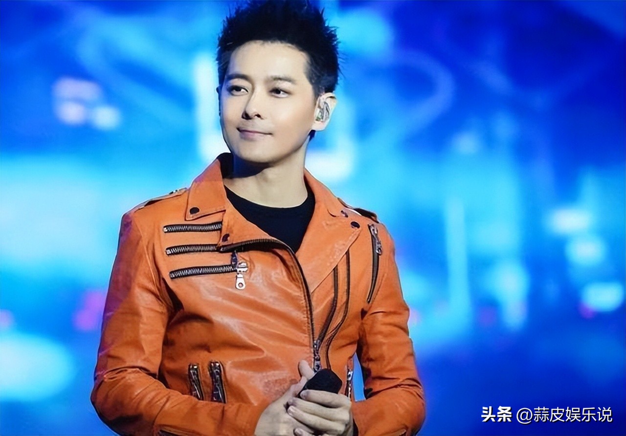 The similarity between Jimmy Lin and his son exploded! The rare photo ...