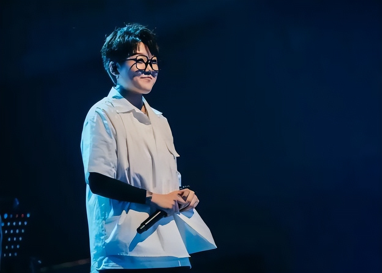 Wang Jingwen: From milk tea girl to stage, her personal growth path - iNEWS