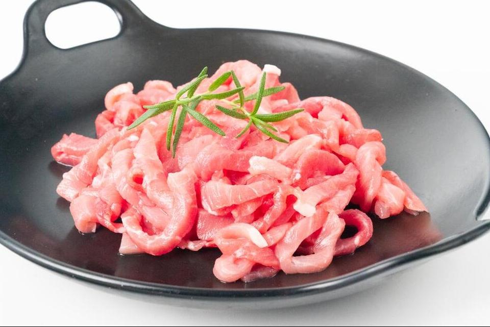 When frying shredded pork, it is most taboo to put it directly into the ...
