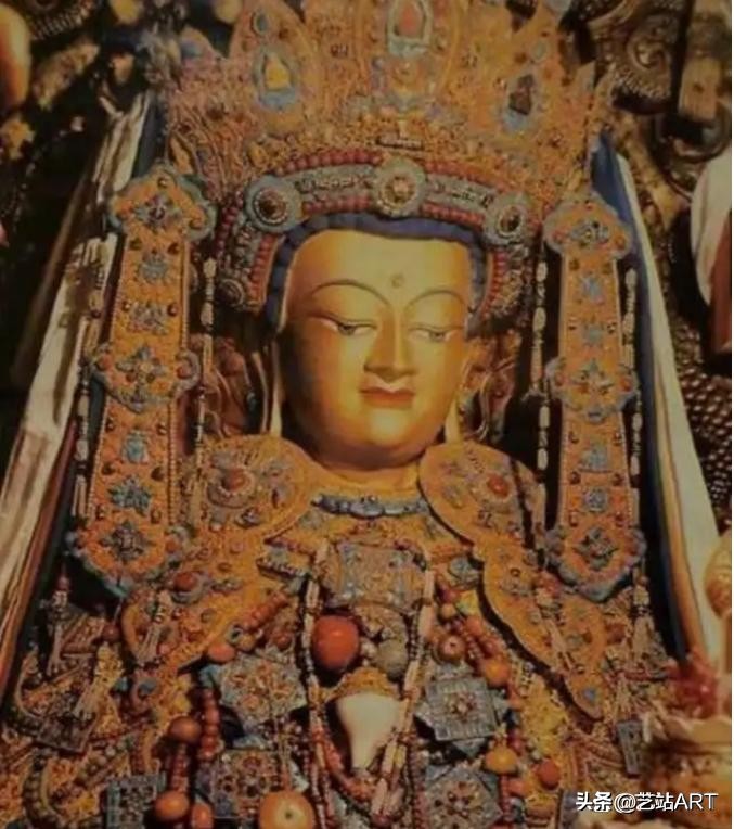 The inconspicuous jewelry on Jet Li's chest is actually a Buddhist dzi ...