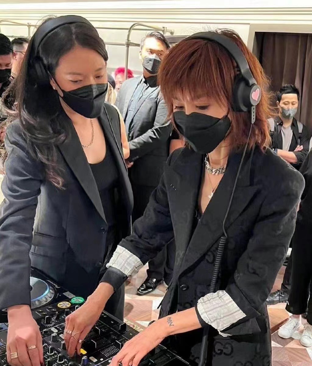 Maggie Cheung, 57, makes a rare appearance!Wearing a navel-baring ...