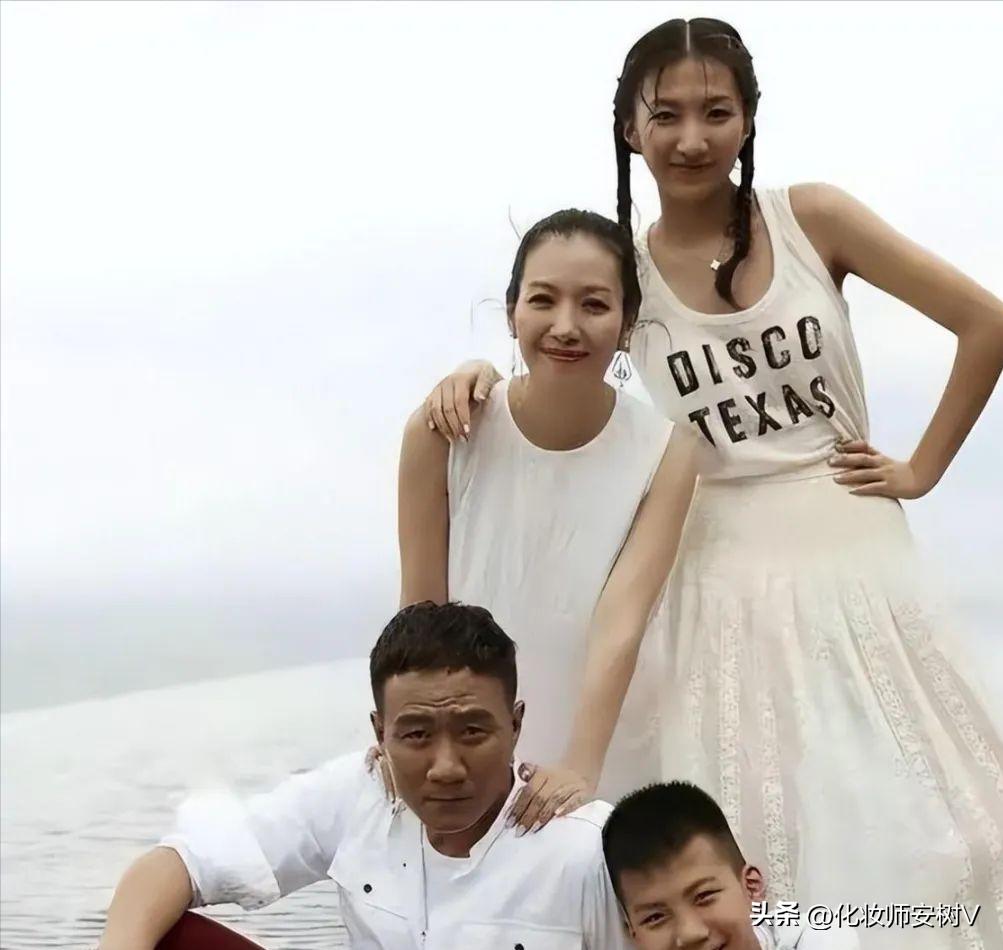 Hu Jun's family of four rarely appeared on the scene together. His ...