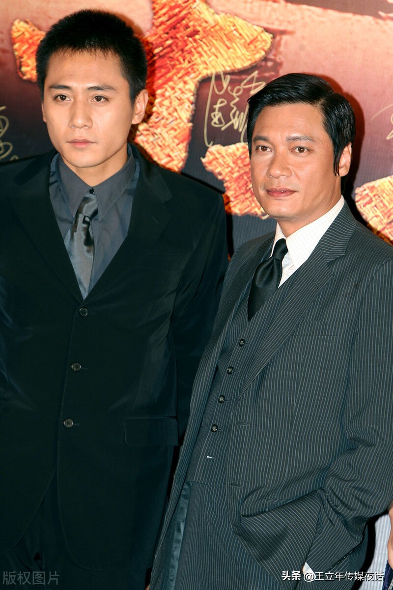 Luo Jialiang street shot in Beijing: baseball cap trench coat, handsome ...