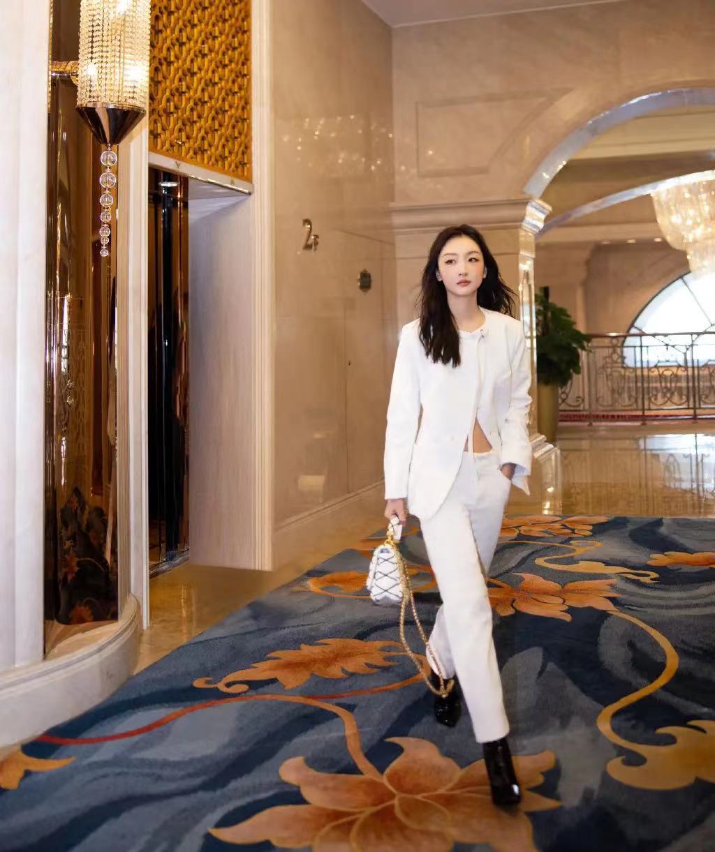 Zhou Dongyu appeared at the Xining Film Festival, with wet hair and ...