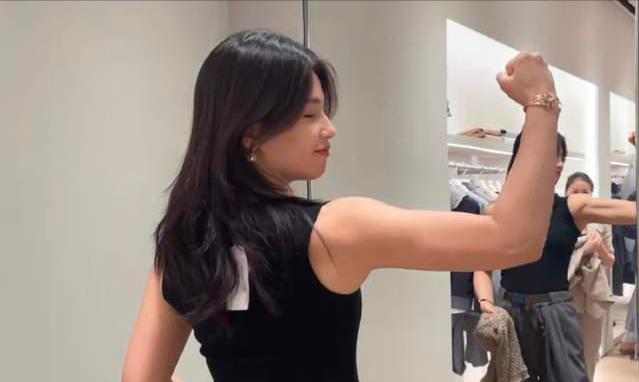 44-year-old Liu Tao works out without makeup, raising his arms to show ...