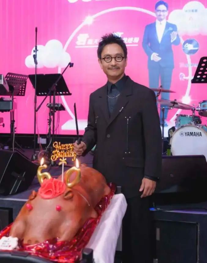 "Jiu Jianxian" took photos to celebrate his 60th birthday, Carina Lau ...