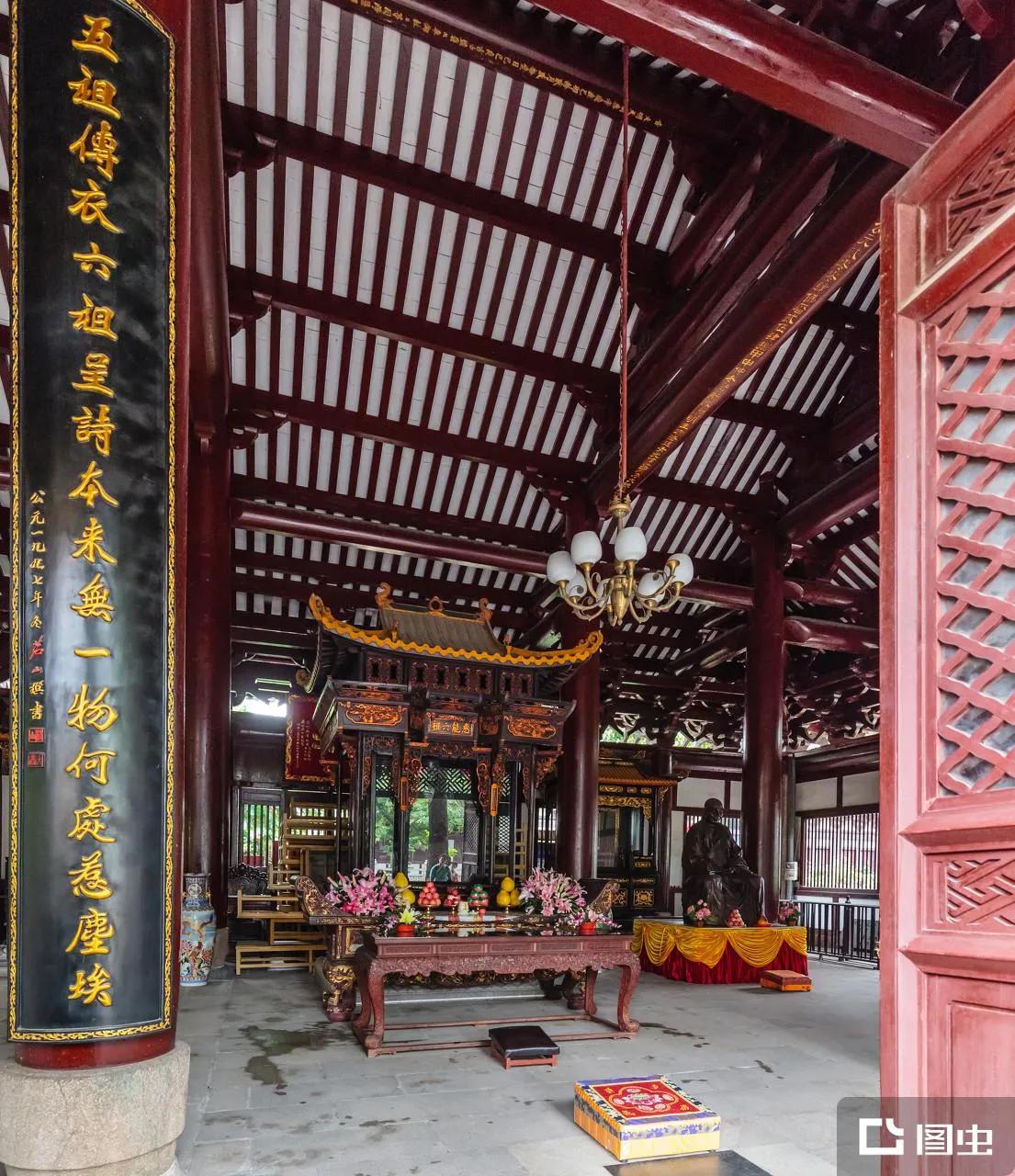 Huineng, the sixth patriarch, avoided hunting and founded the Southern ...