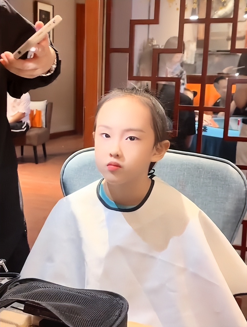 Yang Fan: The tiger father has no dogs, and the only daughter Yang Siyi hosts the "Macao ...