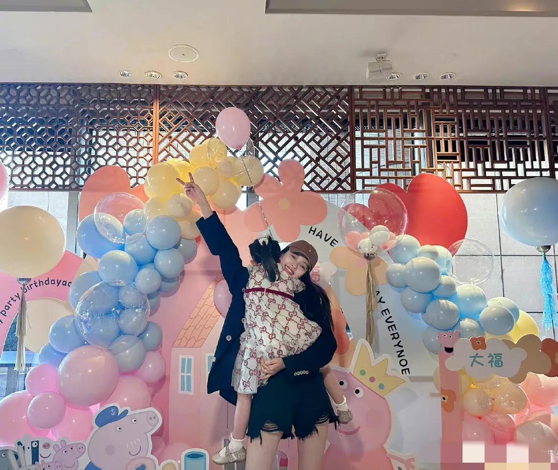 After the divorce, Sun Yi gave her daughter a fifth birthday - iNEWS
