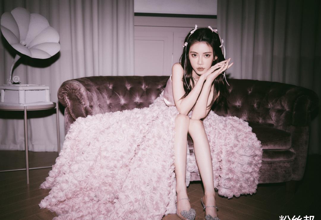 Zhou Shuyi makes a stunning appearance! Red Book Exclusive Photo ...