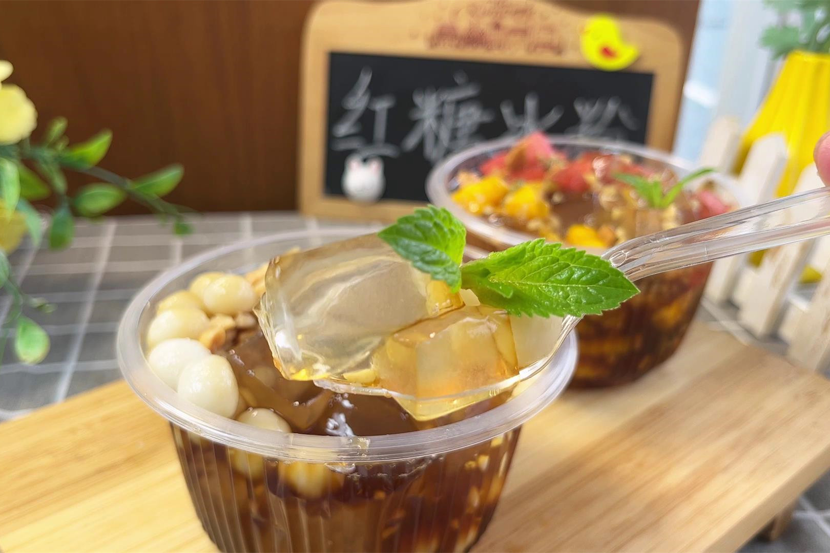 It's too hot, I'll teach you how to make "brown sugar ice powder" at ...