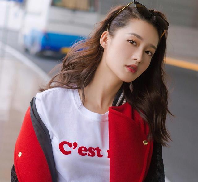 Beautiful female soldier Wang Xiaotang, enjoy 25 beautifully edited photos, a true goddess ...