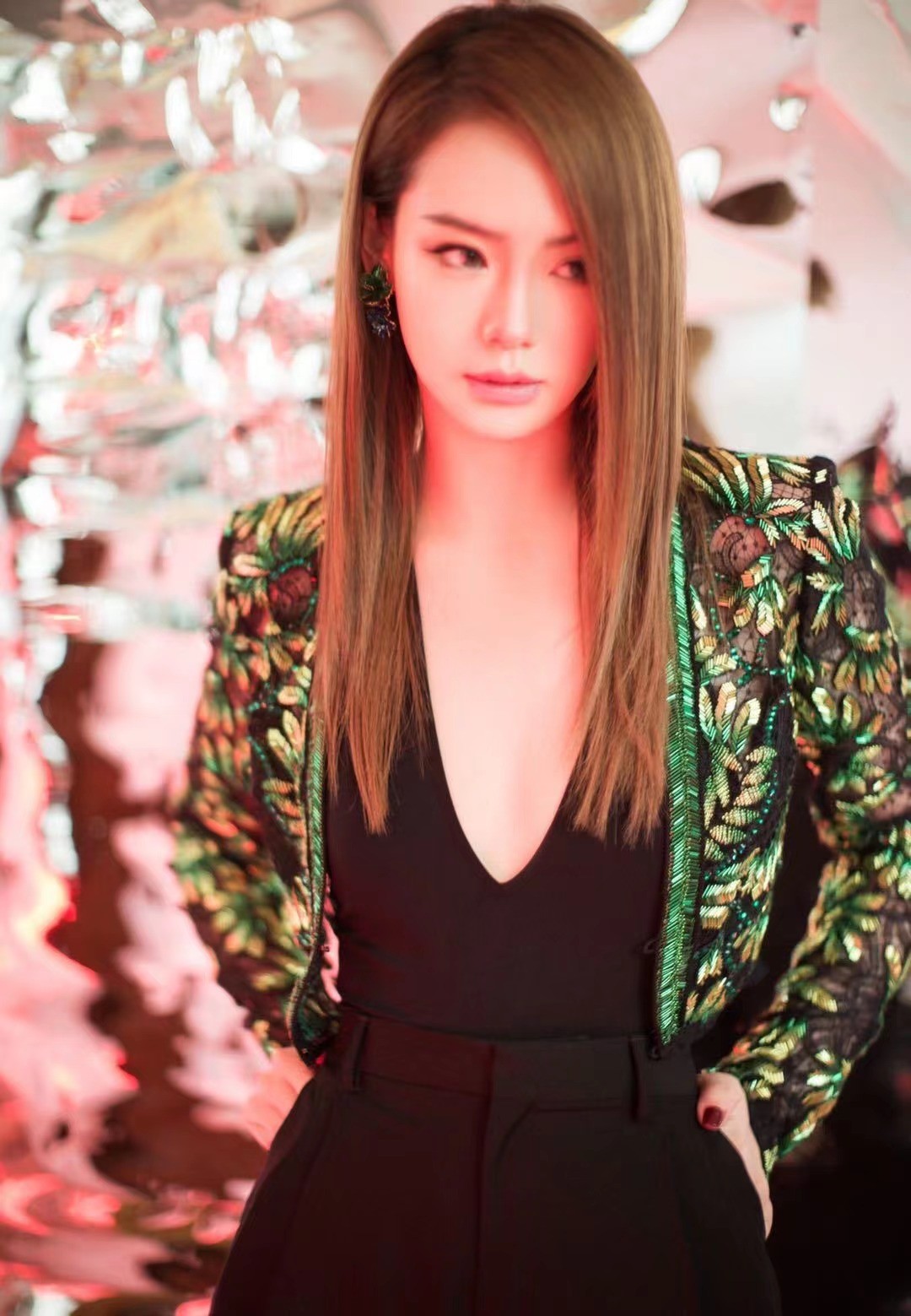 Qi Wei knows how to dress up, so she cuts a couture skirt and wears it ...