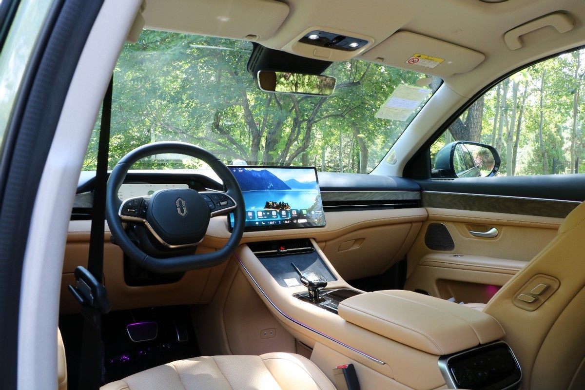 The second-row seats outperform their peers. Is the M7 a better choice ...