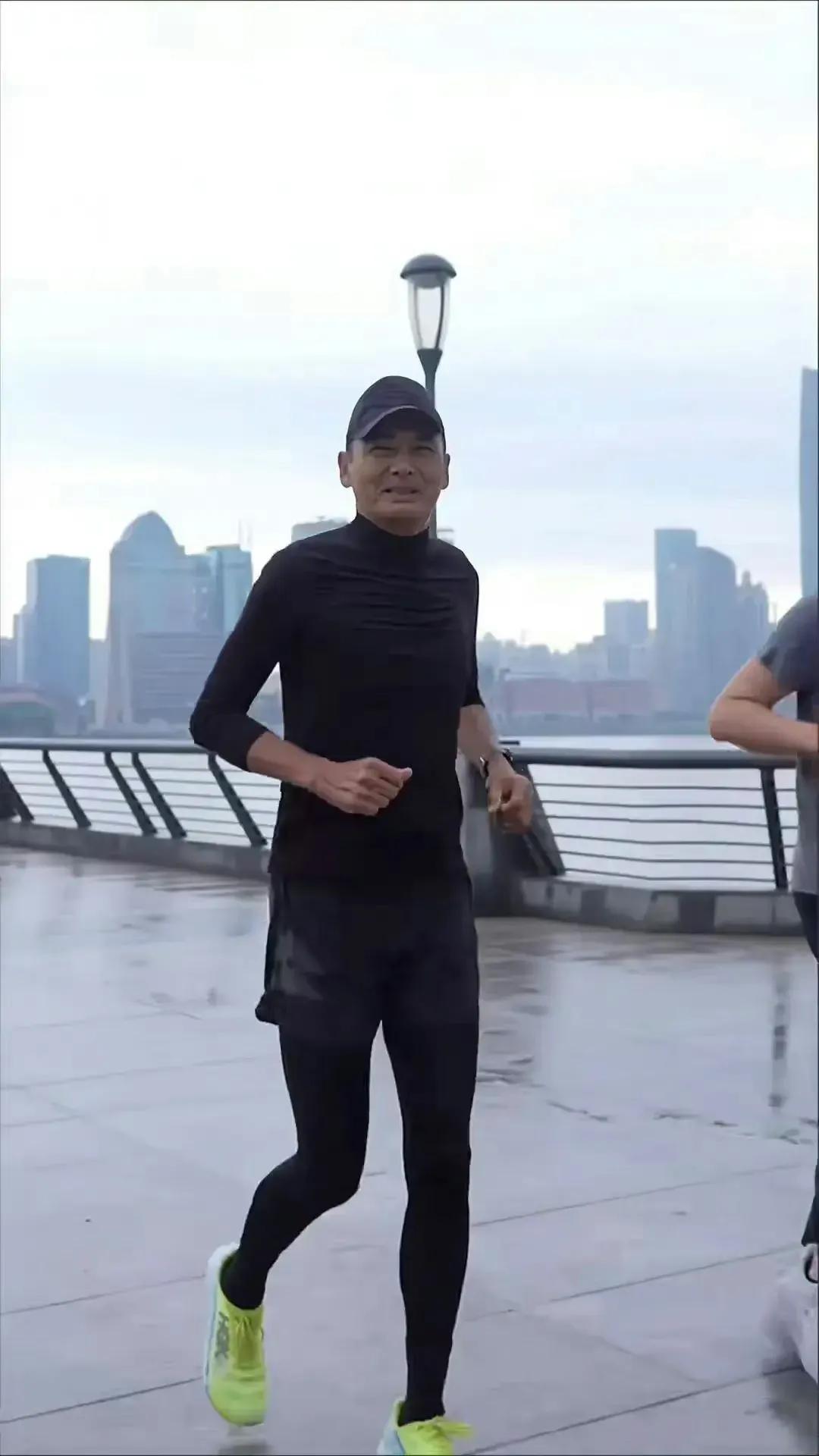 Chow Yun-fat's morning run on the Bund in Shanghai - iNEWS