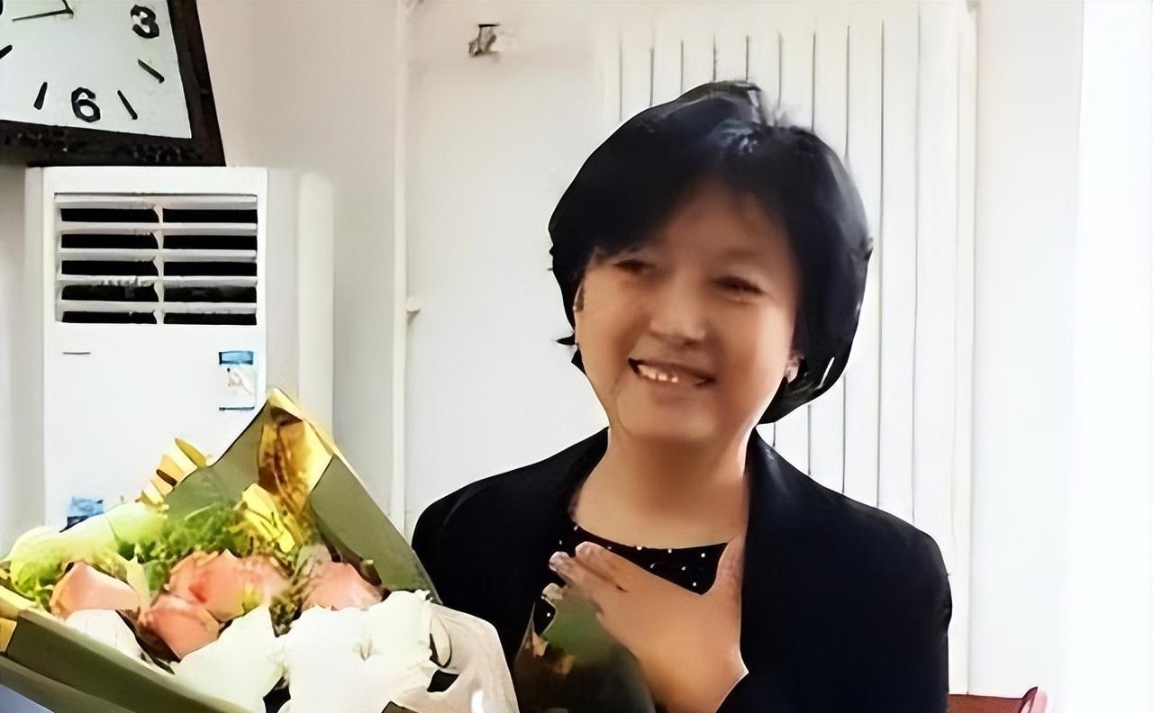 Du Xian is still so beautiful at the age of 69, with no gray hair and ...