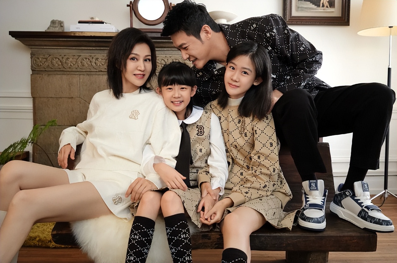 Lu Yi's family of four took a family portrait in Shanghai, which is ...