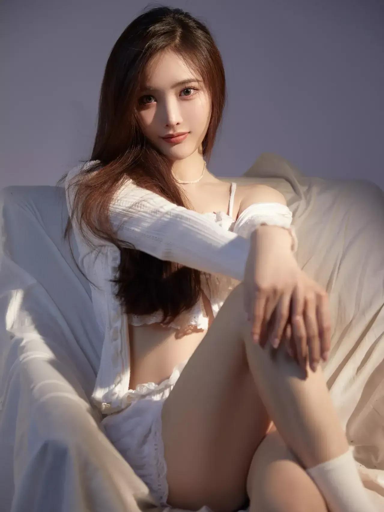 "Modern Poetry" Gaze Wen / Wen Xiaohong - iNEWS