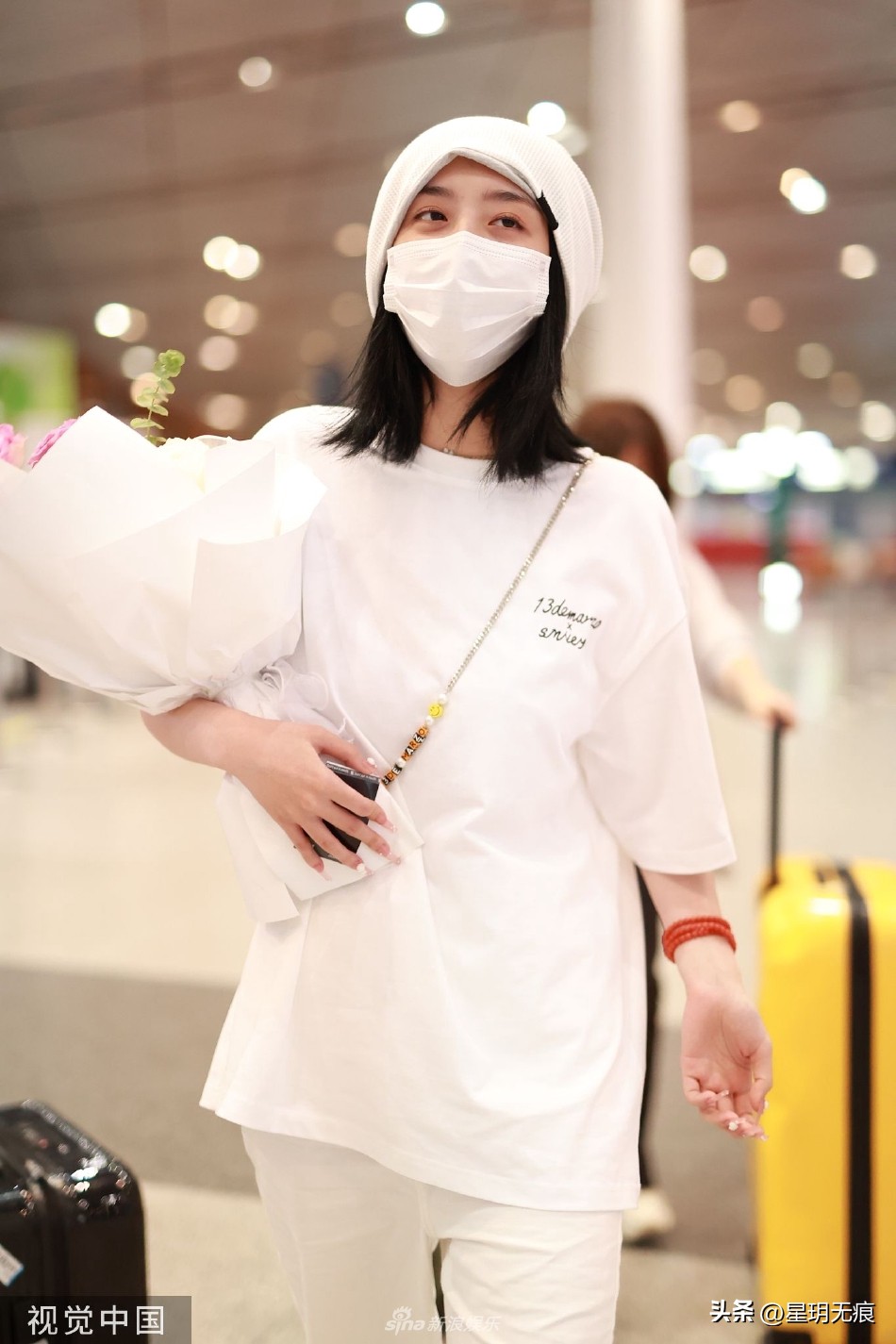 Zhao Xiaotang showed up at the airport in a white outfit, holding ...