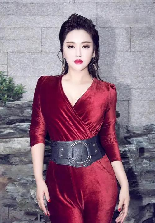 Yang Xin: Pure natural appearance and figure, rejecting the "hidden rules" of the entertainment ...